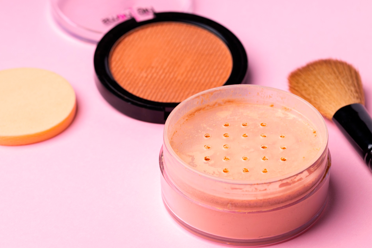 Pó Compacto ou Pó Solto: conheça as diferenças na maquiagem para uma ...