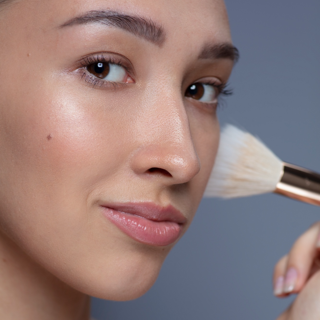 Iluminador no rosto: 10 dicas práticas para uma make radiante - Bonita ...